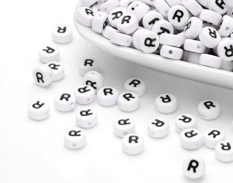 Бусина с буквой R 7х4мм, отверстие 1мм, цвет белый/черный, 540-115, 10шт