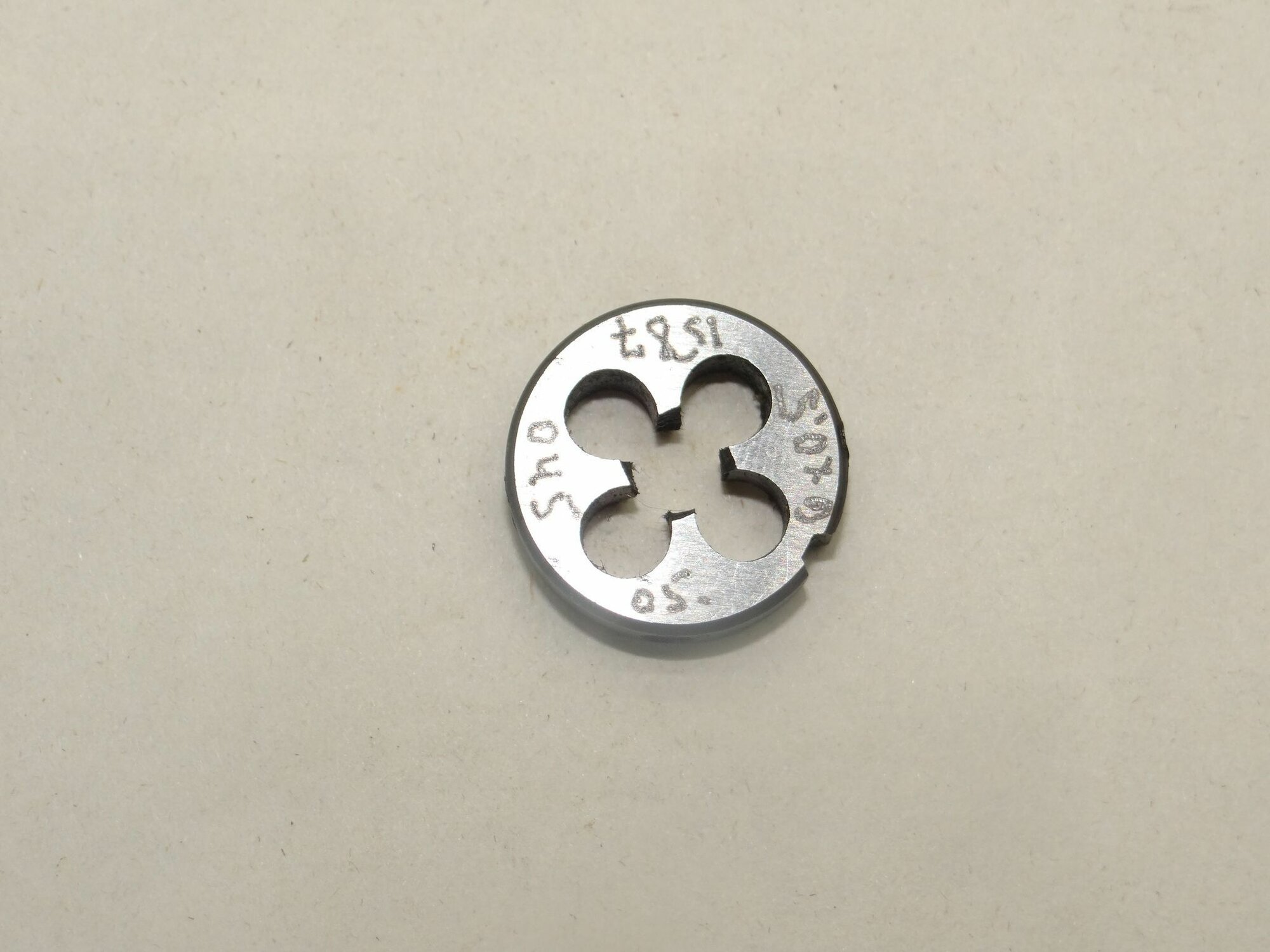 Плашка М6х0,5 d 20мм