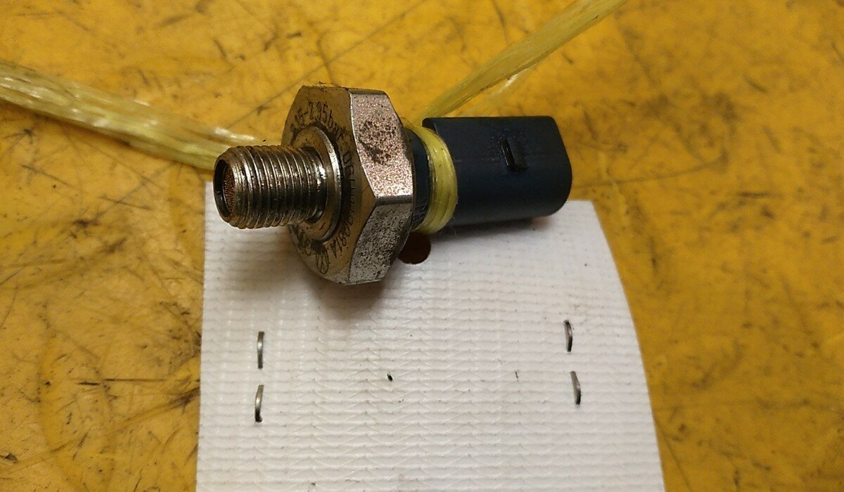 Датчик давления масла Octavia (A5 1Z-) Skoda 06H919081A