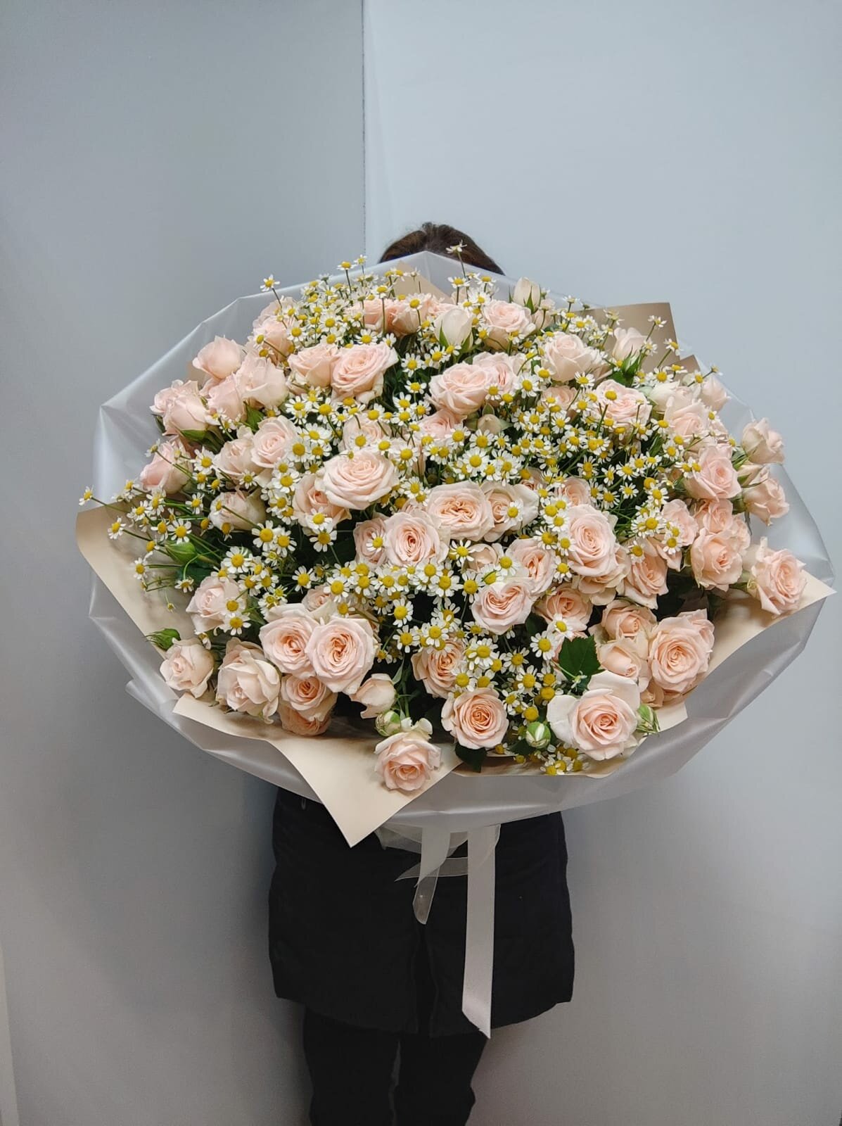 Букет "Сборный", из кустовых роз и ромашек, сборный, бежево-белый' 35 цветков