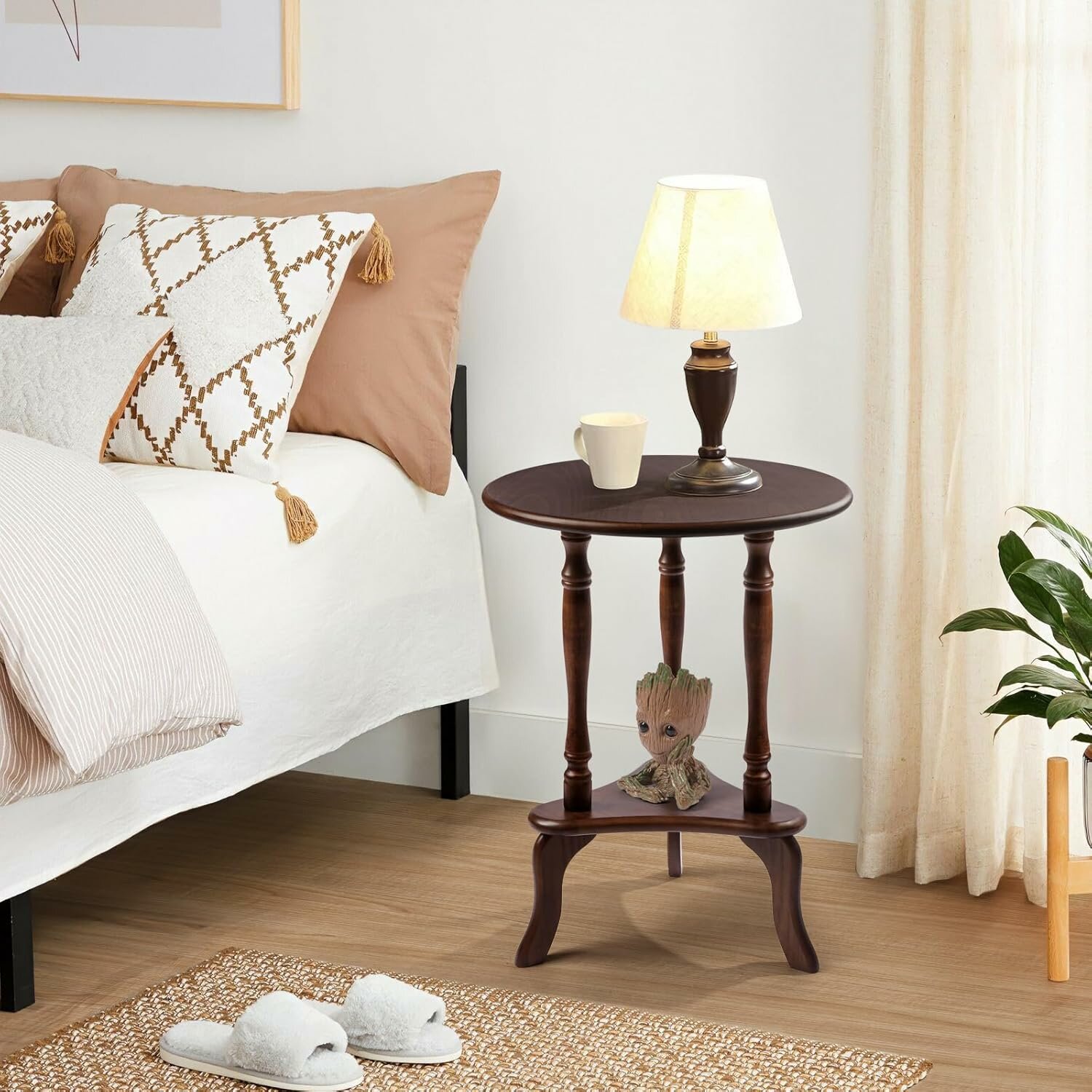 Круглый стол в гостиной, простой приставной столик в средневековом стиле