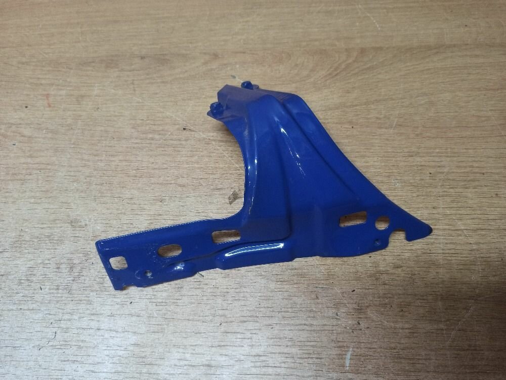 Кронштейн крыла правый Volkswagen Caddy 3 Touran 1T0821136