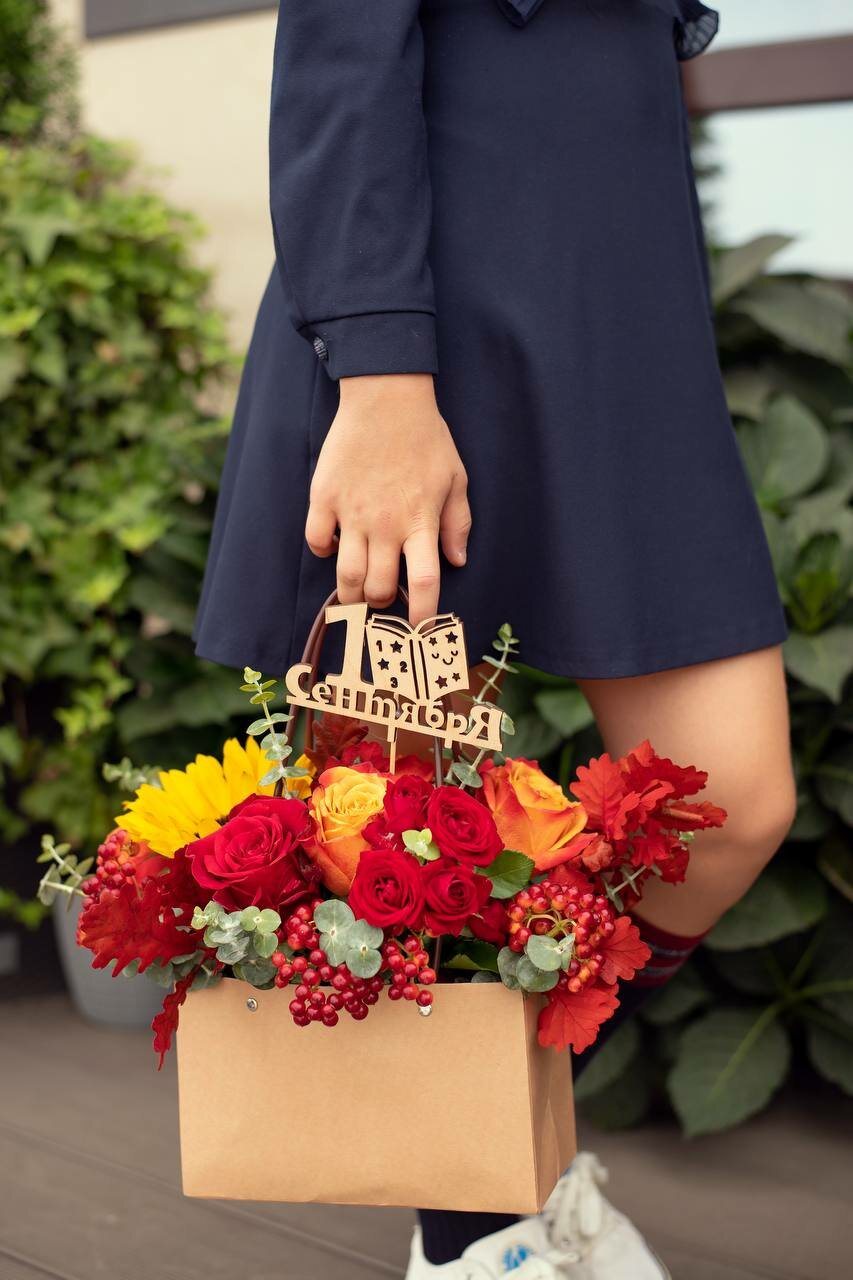 Композиция из цветов в сумочке на день знаний