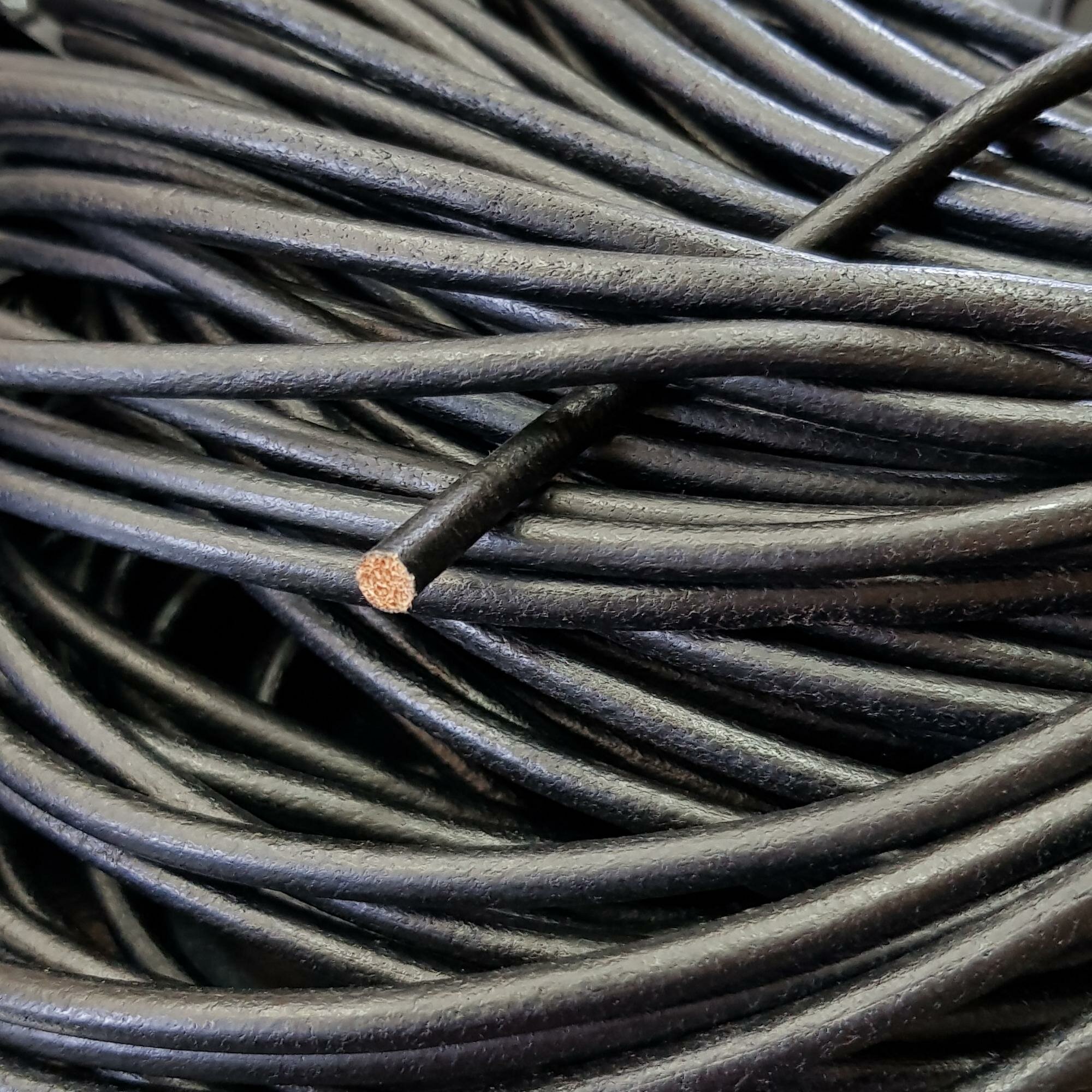 Шнур кожаный, около 6мм, черный, 1 метр