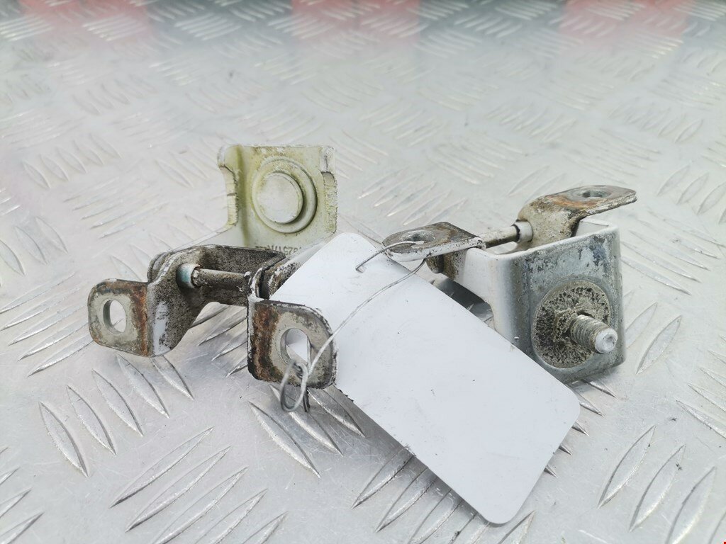 Петля крышки (двери) багажника Renault Duster 1 844003908R арт. 1808392