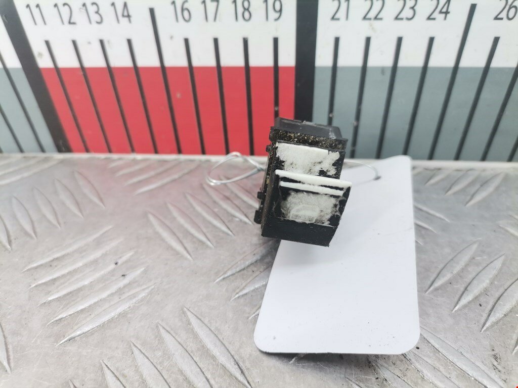 Кнопка стеклоподъемника Volkswagen Passat 6 7L6959855B арт. 1944330