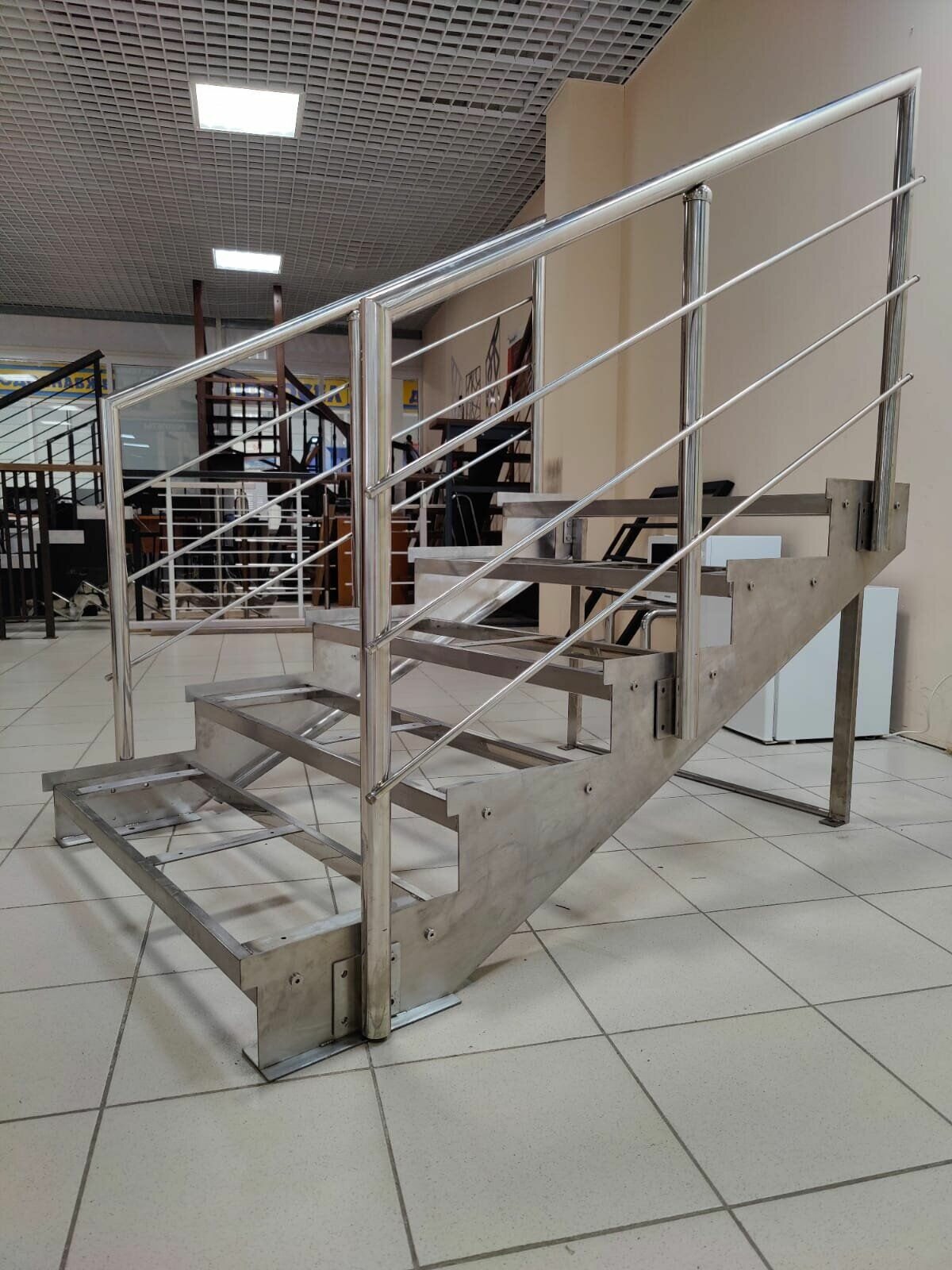 Лестница-крыльцо 5 ступеней без ДПК, ограждения с двух сторон.