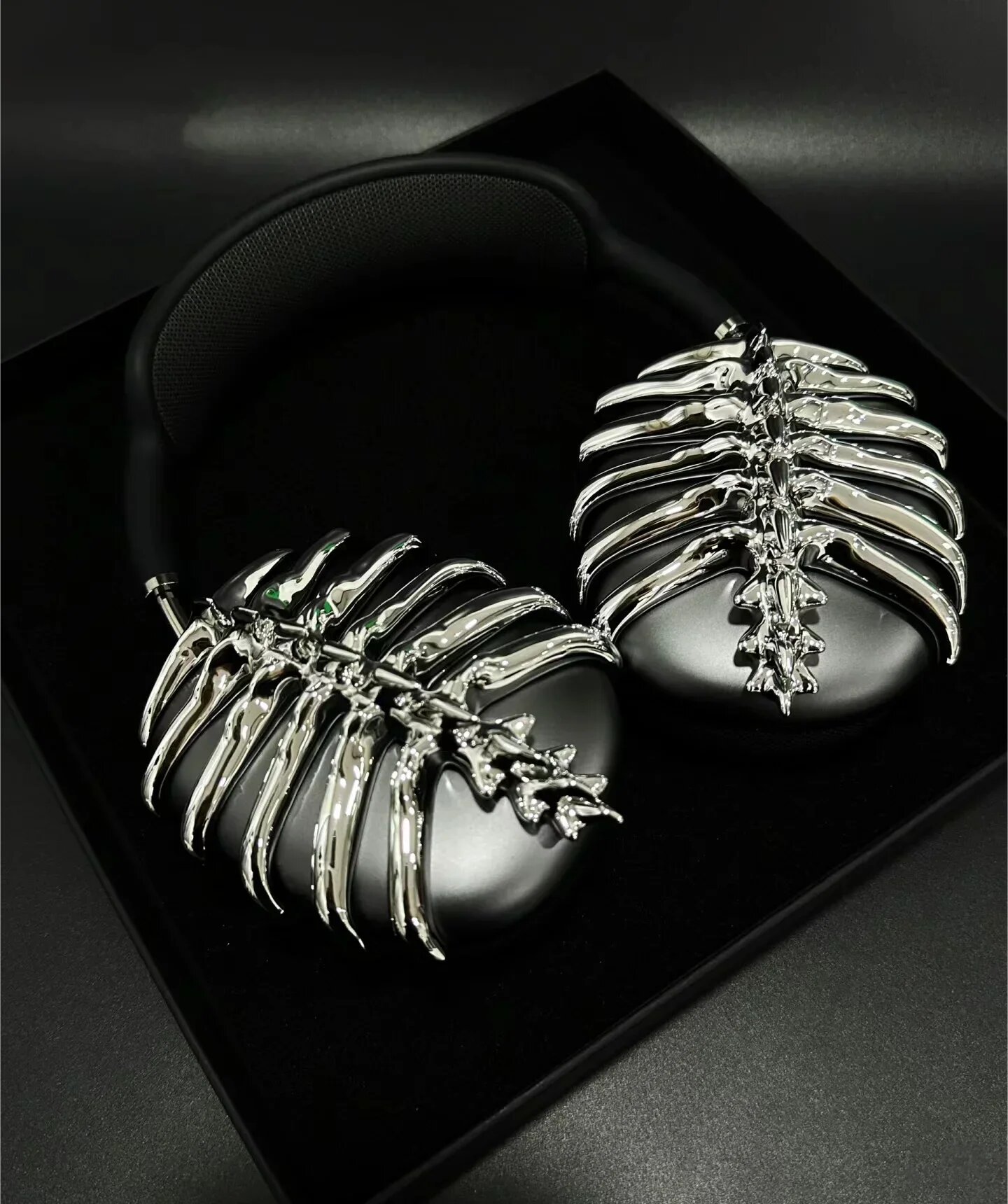 Чехол для Airpods Max серебристый из смолы Silver big spine