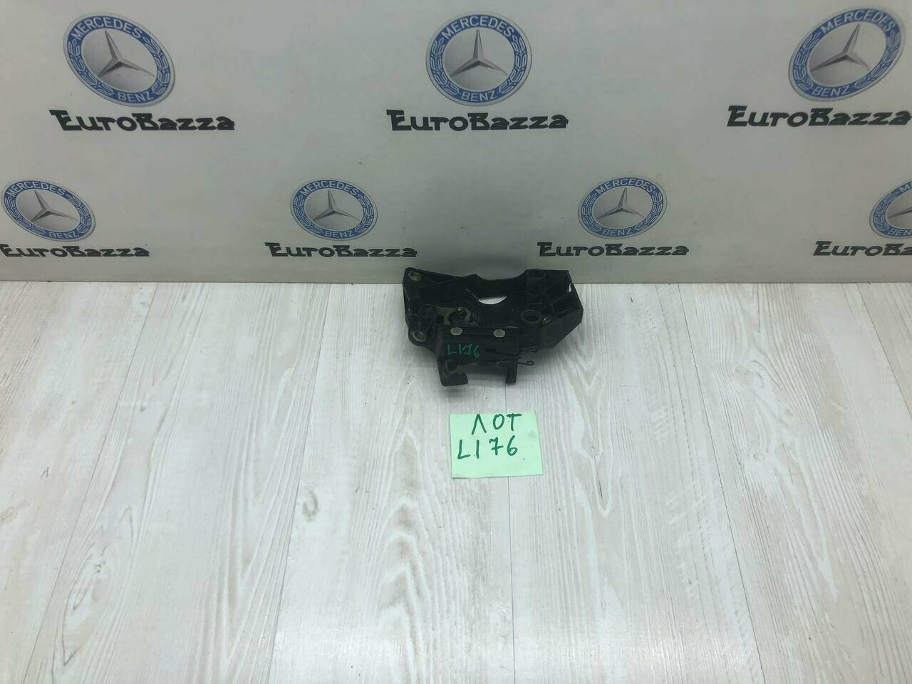 Кронштейн педали газа Mercedes W202 A1110703324
