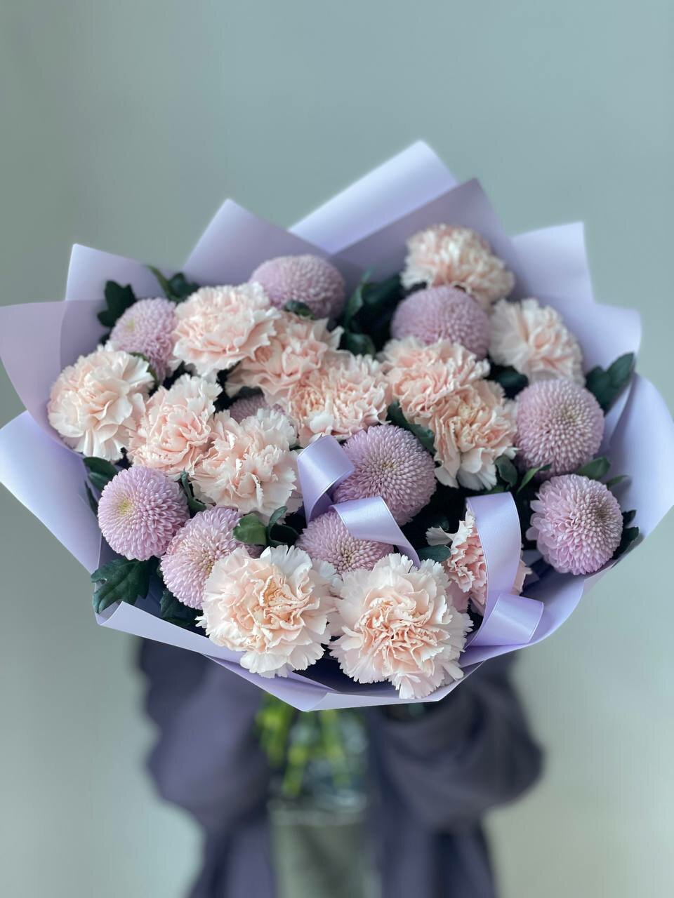 Раскидистый букет из нежных хризантем в сочетании нюдовых гвоздик