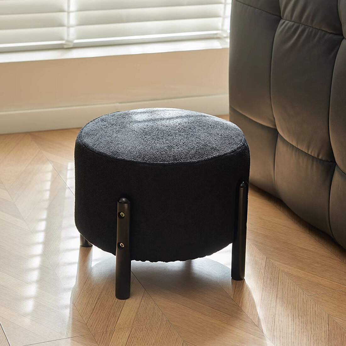 Небольшой приставной пуфик Robin (черный)