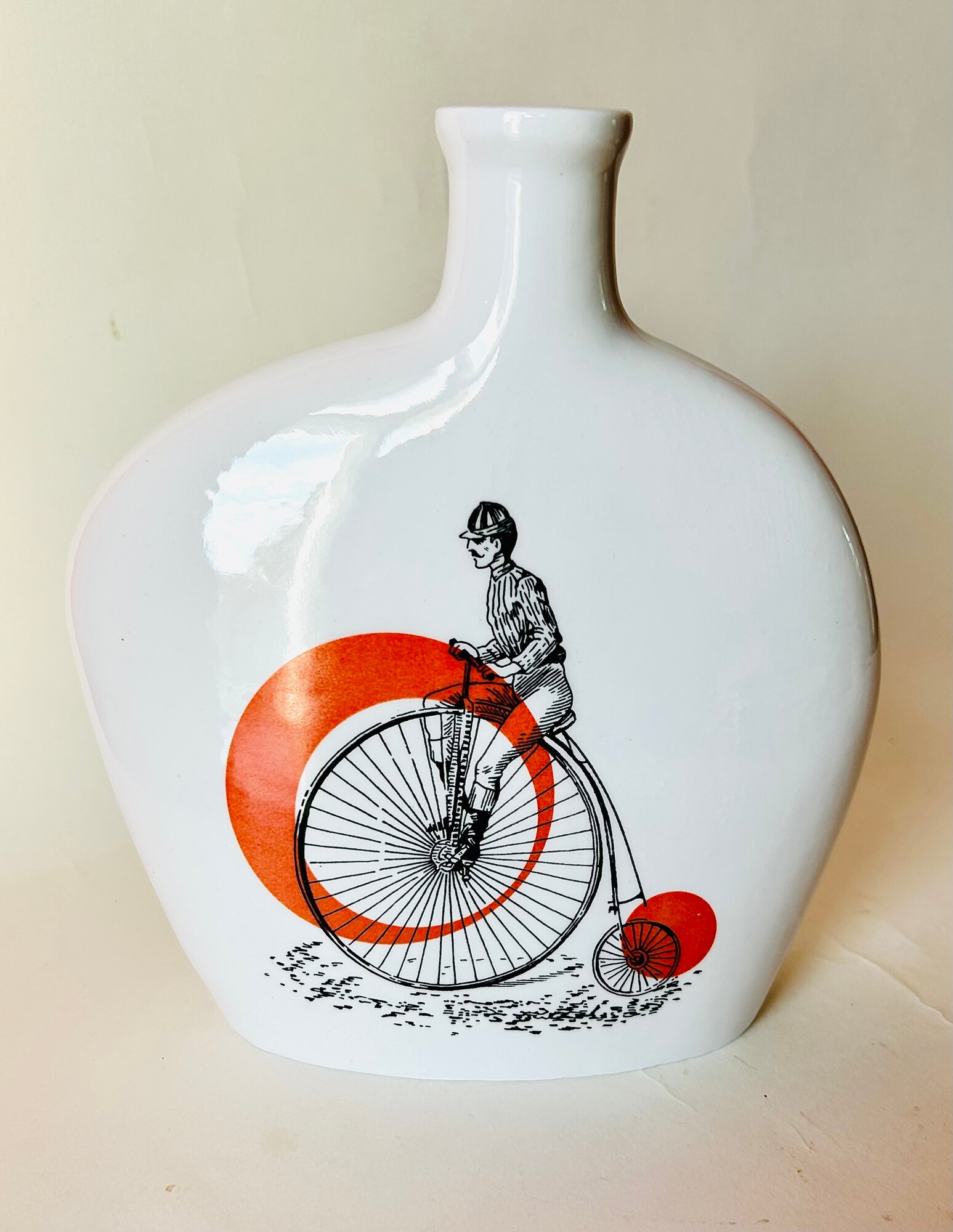 Ваза для цветов "Красное колесо", настольная, фарфоровая, плоская, высота 19 см