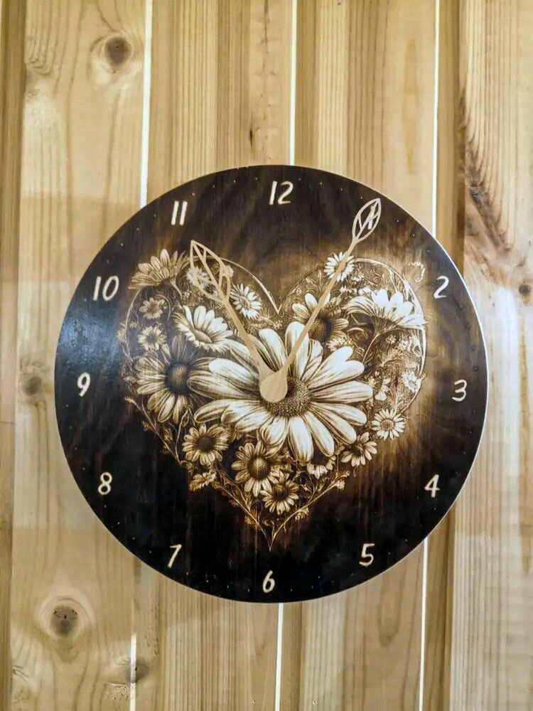 Настенные часы круглые D 24 см. с выжженным рисунком