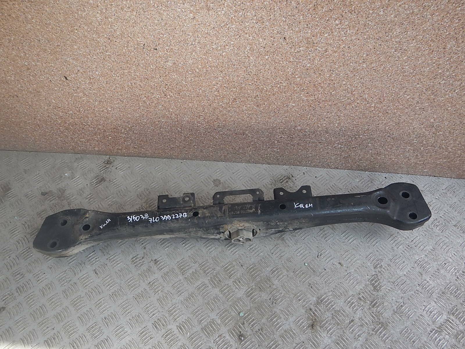 Б/У Кронштейн КПП, Porsche (Порше)-CAYENNE (03-10) PORSCHE CAYENNE (03-10) крепление раздатки Поврежден сайленблок. 31503...