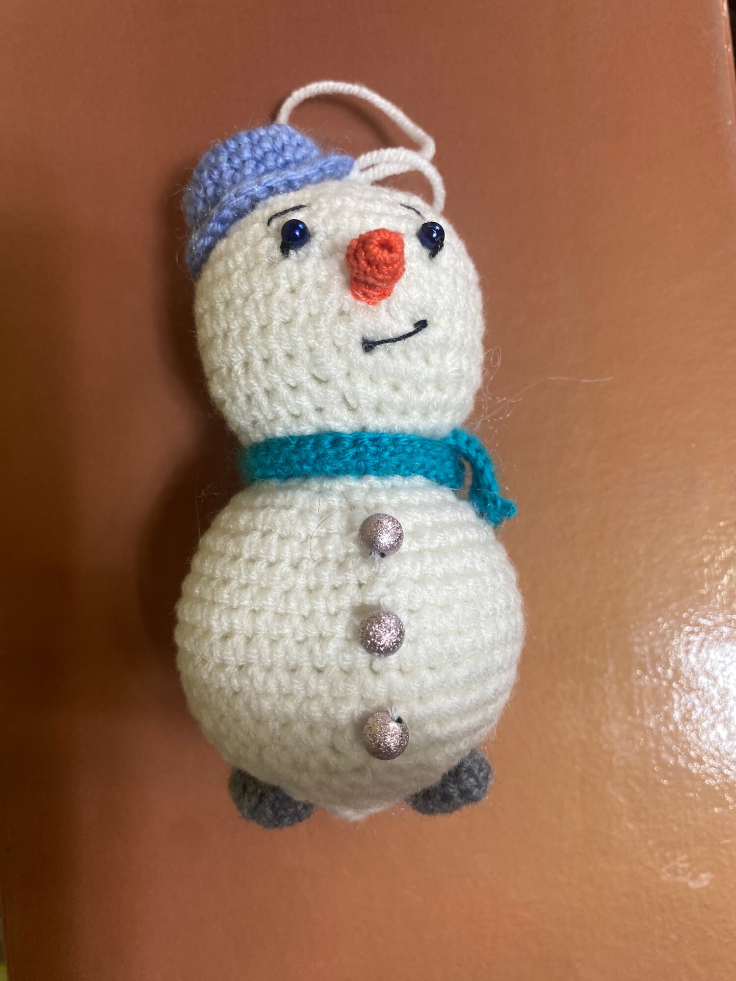 Новогодняя игрушка снеговик, вязанная крючком, ручная работа.