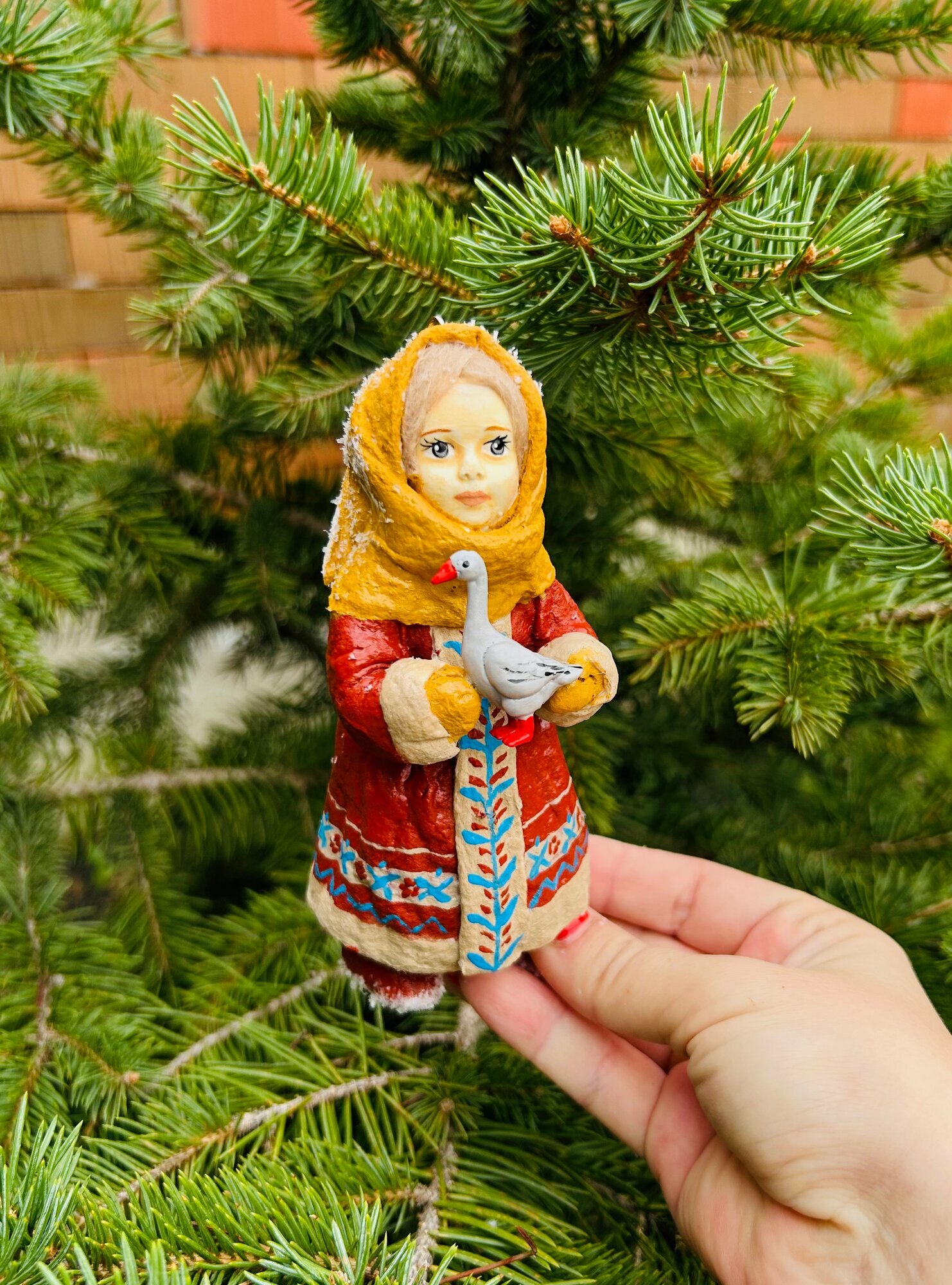Ватная елочная игрушка - девушка с гусем