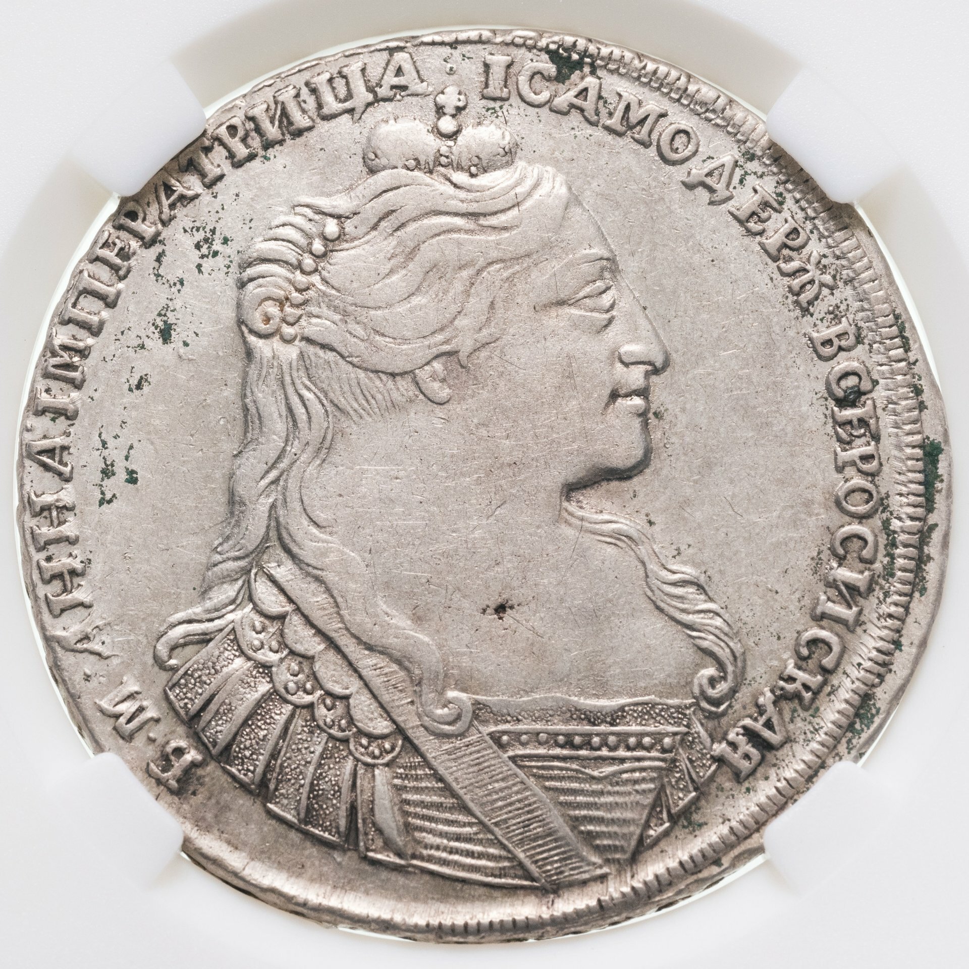 1 рубль 1734 тип 1735, с кулоном на груди, три ленты наплечника на левом плече, 7 жемчужин в волосах в слабе ННР XF45, Серебро 802