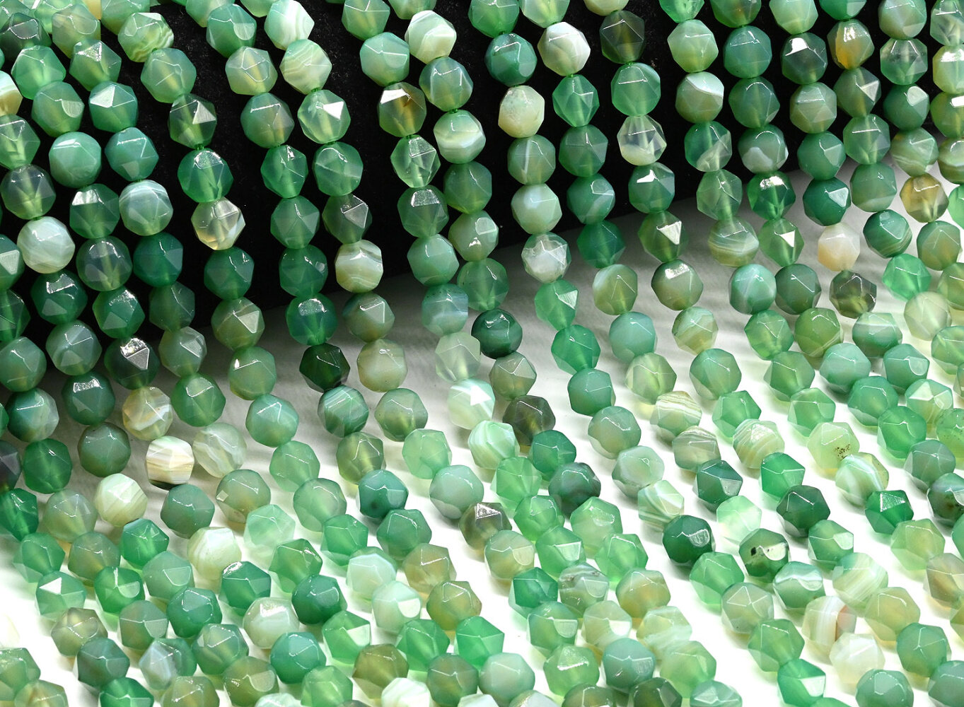 Бусины из агата тонированного шарик гр.7мм цв. зеленый, 39см, 50 бусин .