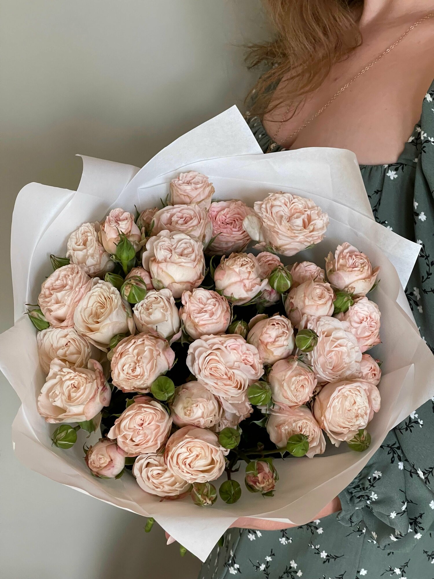 Букет Flowers Emily "Бумбастик", 9 пионовидных роз, в пленке, высота букета — фото 1