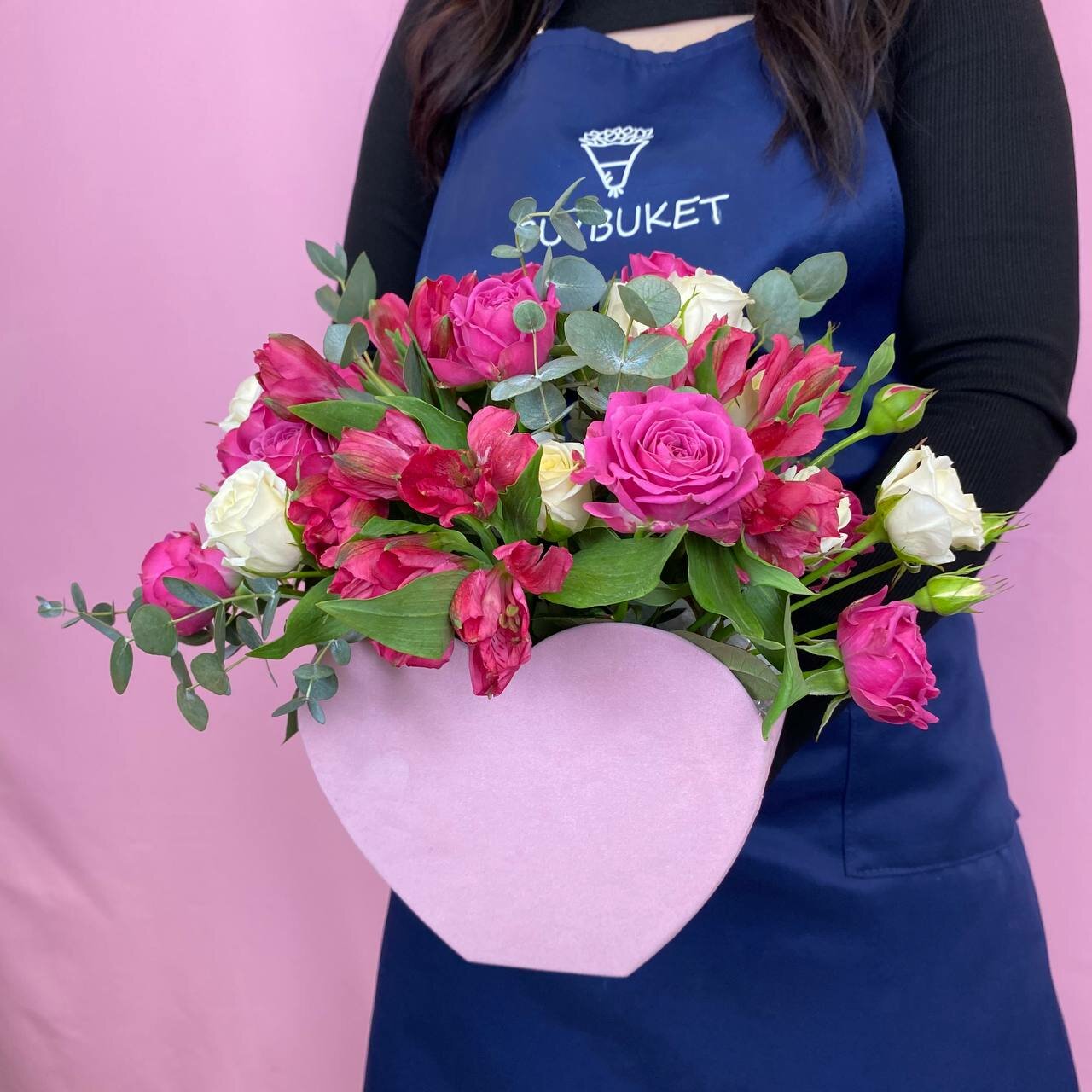 Букет из кустовых роз и альстромерии в коробочке сердце