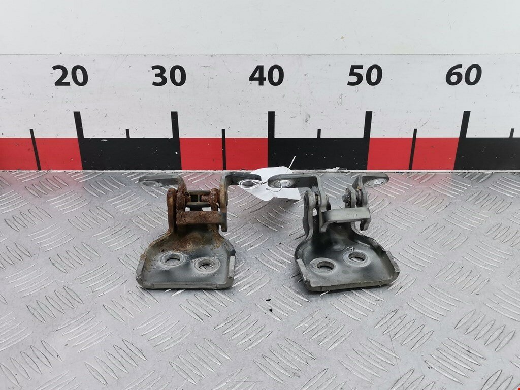 Петля двери передней правой Ford Fiesta 5 арт. 1862350