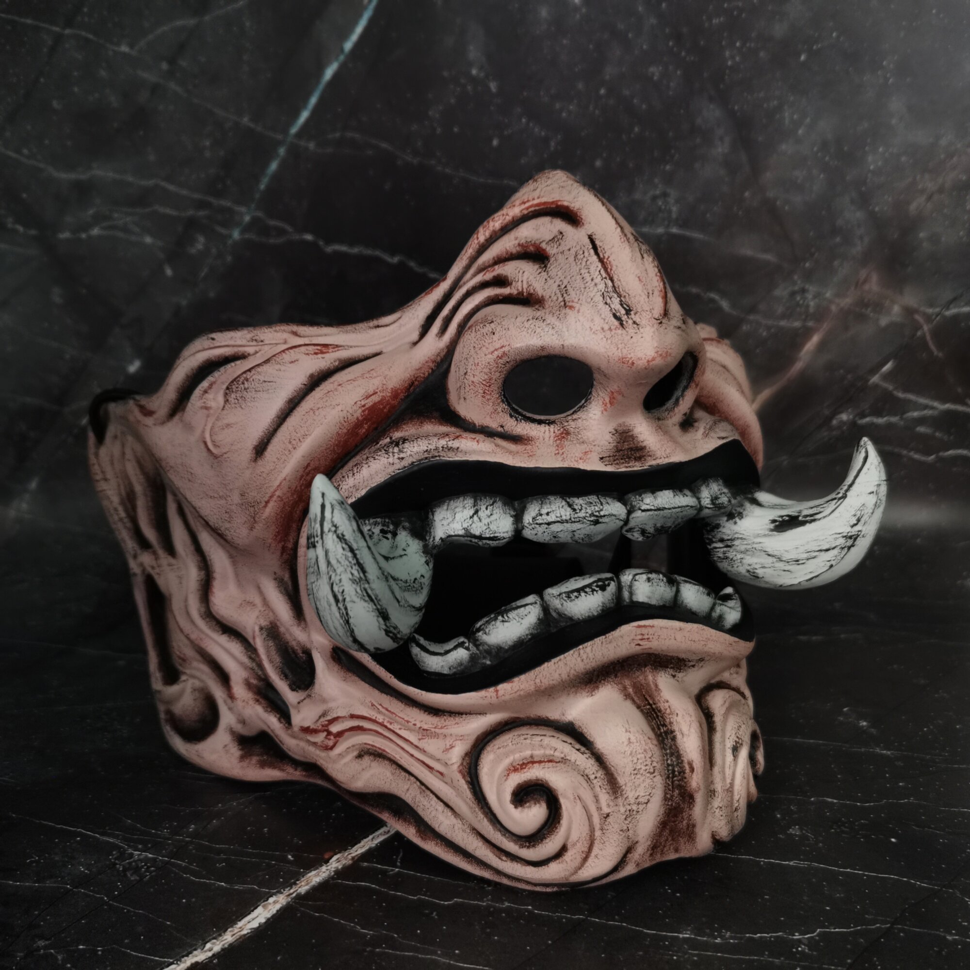 Маска японского самурая. Демон они (Oni) с клыками, цвет - бежевый