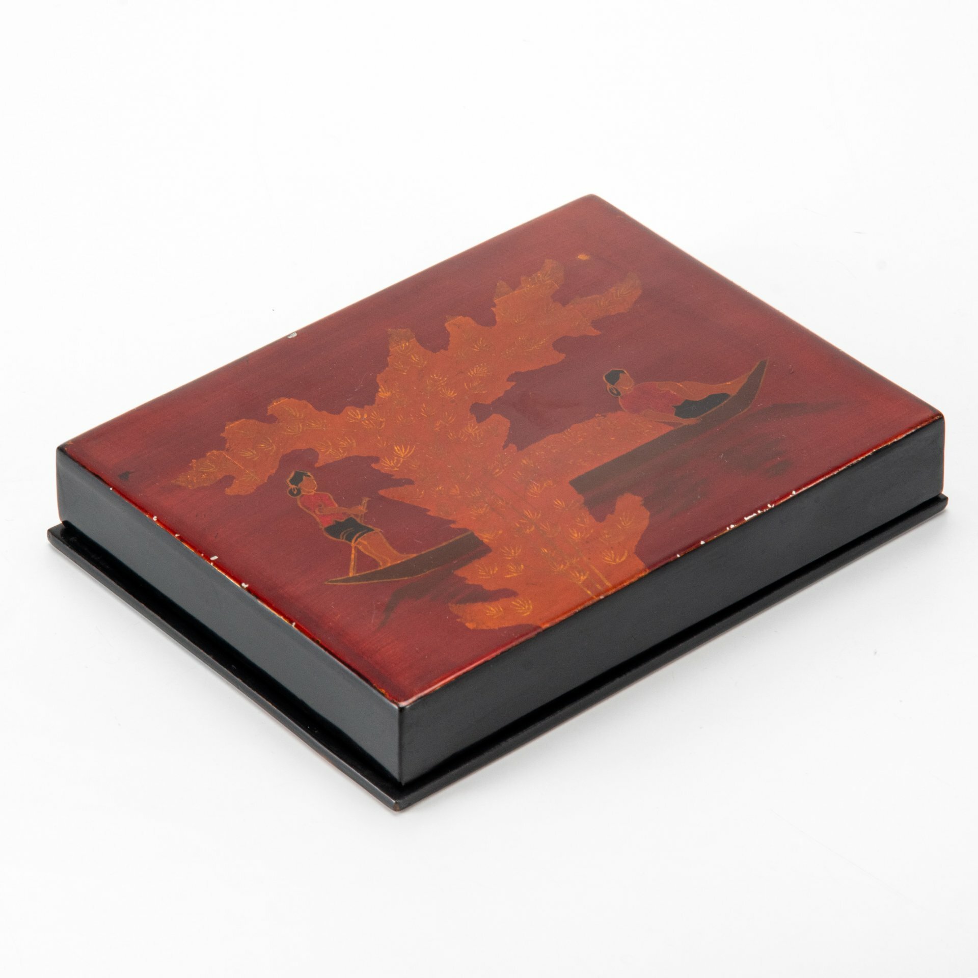 Шкатулка прямоугольной формы с изображением двух девушек, плывущих в каноэ