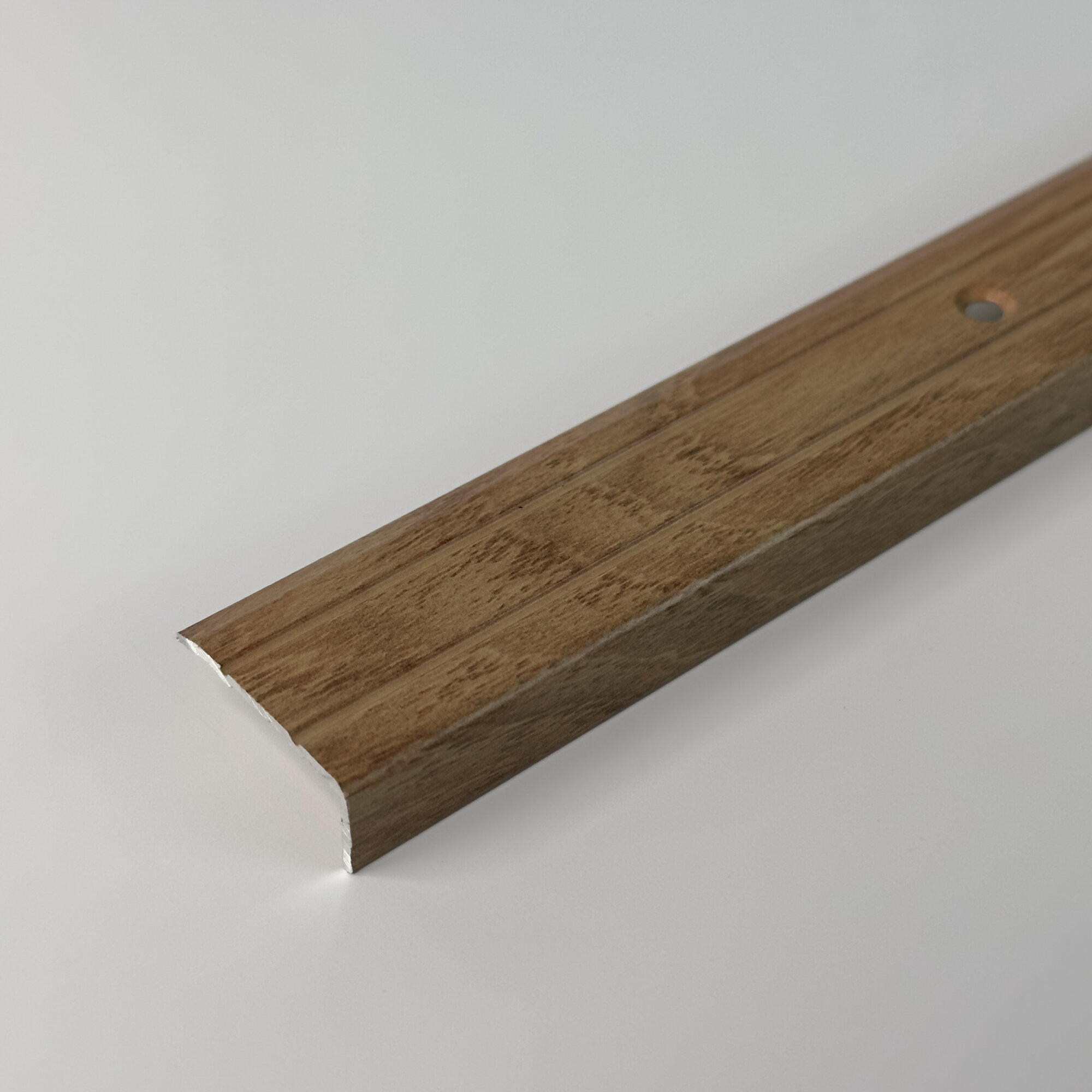 Порожек для напольных покрытий 24x10 мм, длина 0,9 м, уголок алюминиевый Русский профиль, накладки на ступени, дуб медовый