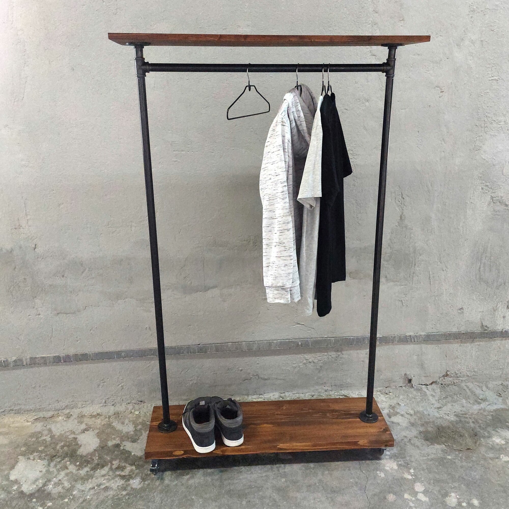 Напольная вешалка-рейл из водопроводных труб и натурального дерева в стиле лофт