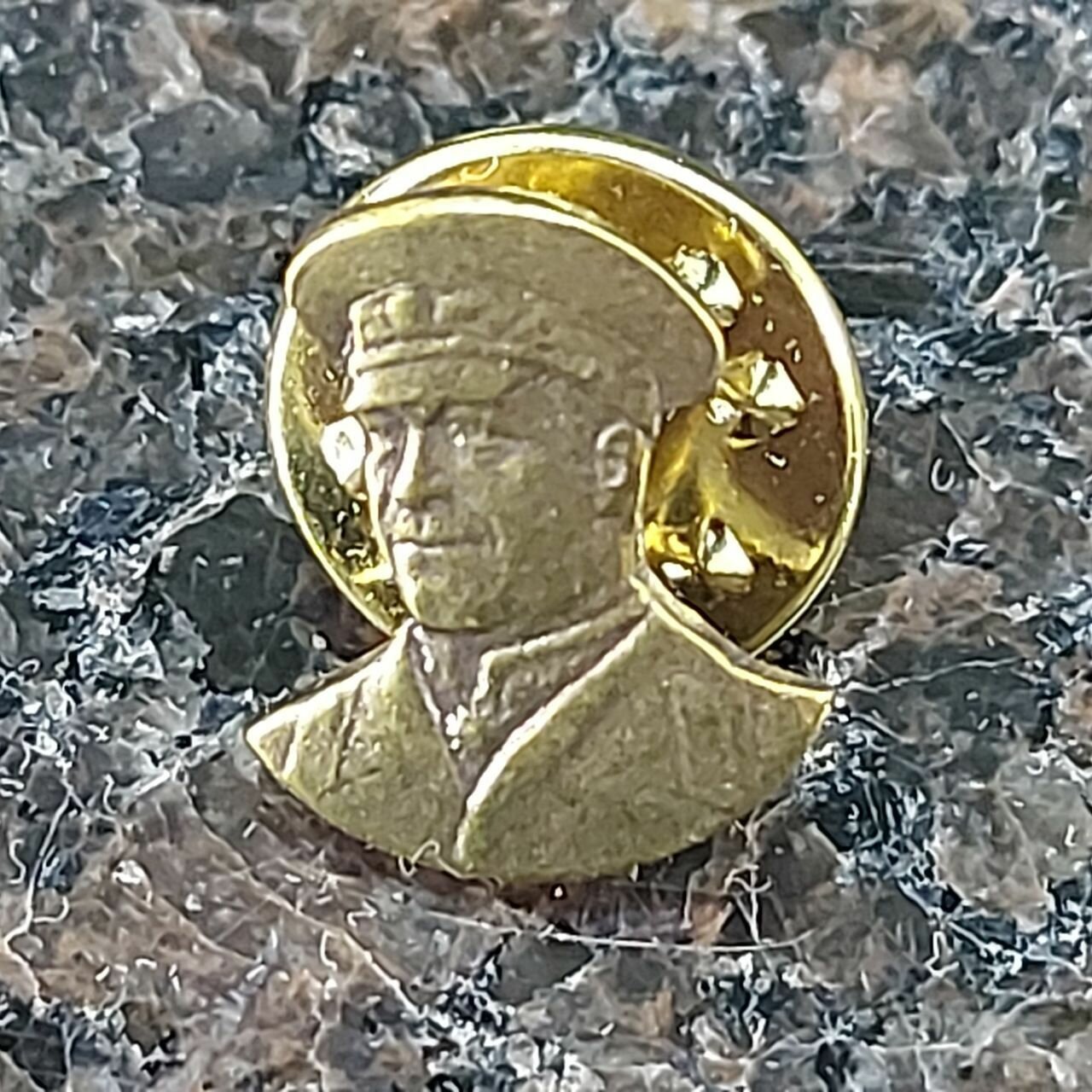 Знак фрачный жуков