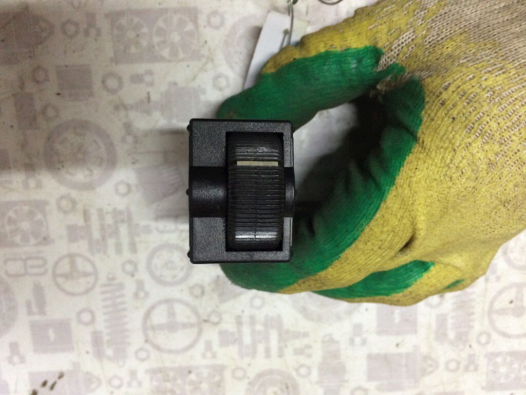 Кнопка корректора фар Mitsubishi Carisma MR114337 арт. 356785