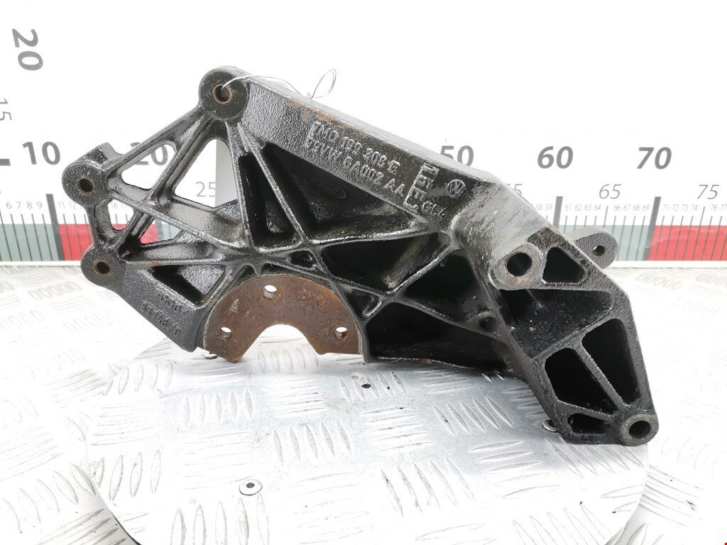 Кронштейн (крепление лапа) двигателя Volkswagen Sharan 1 7M3199306A арт. 2011440