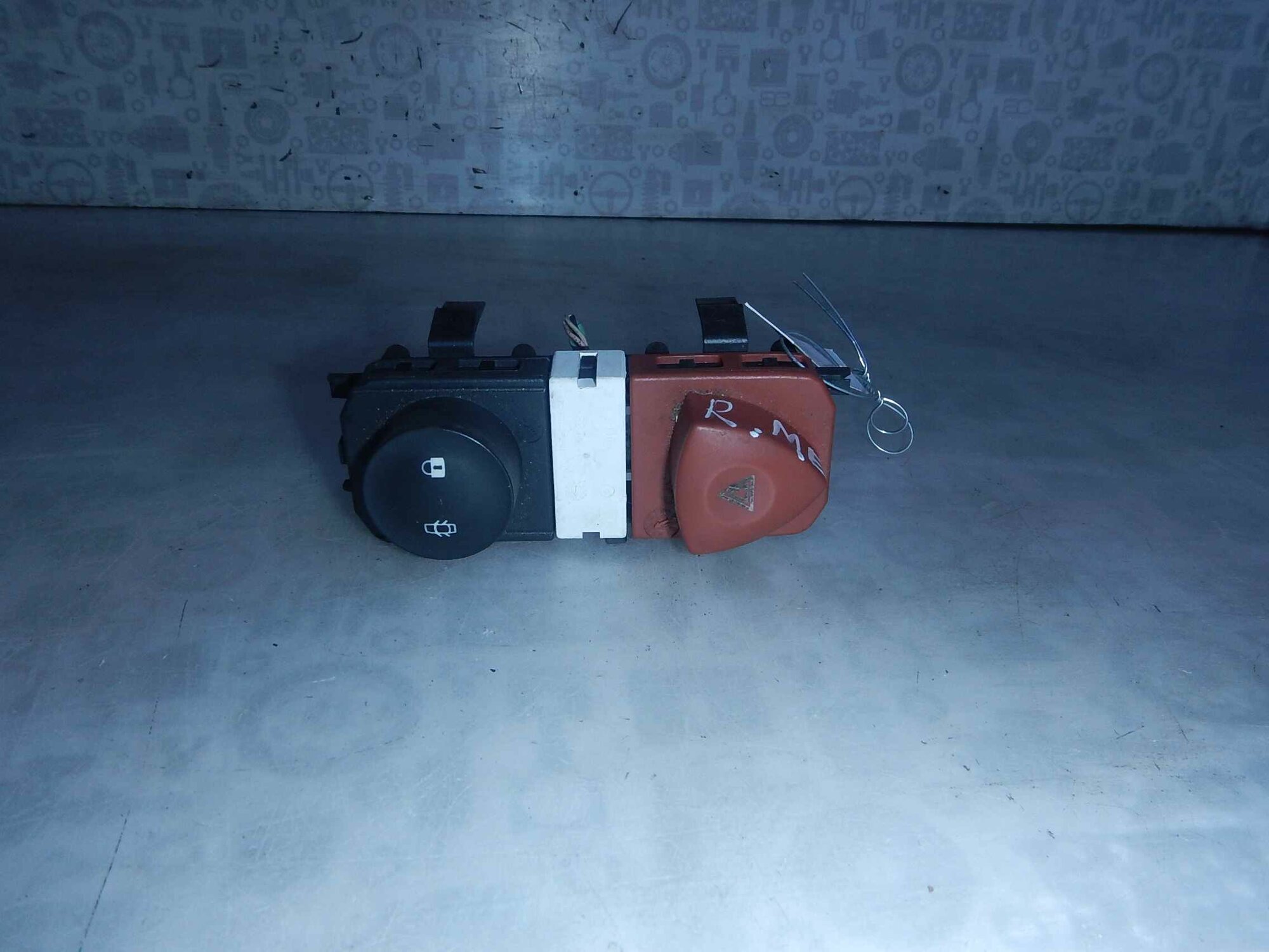 Кнопка аварийной сигнализации Renault Scenic 2 8200107808 арт. 231797