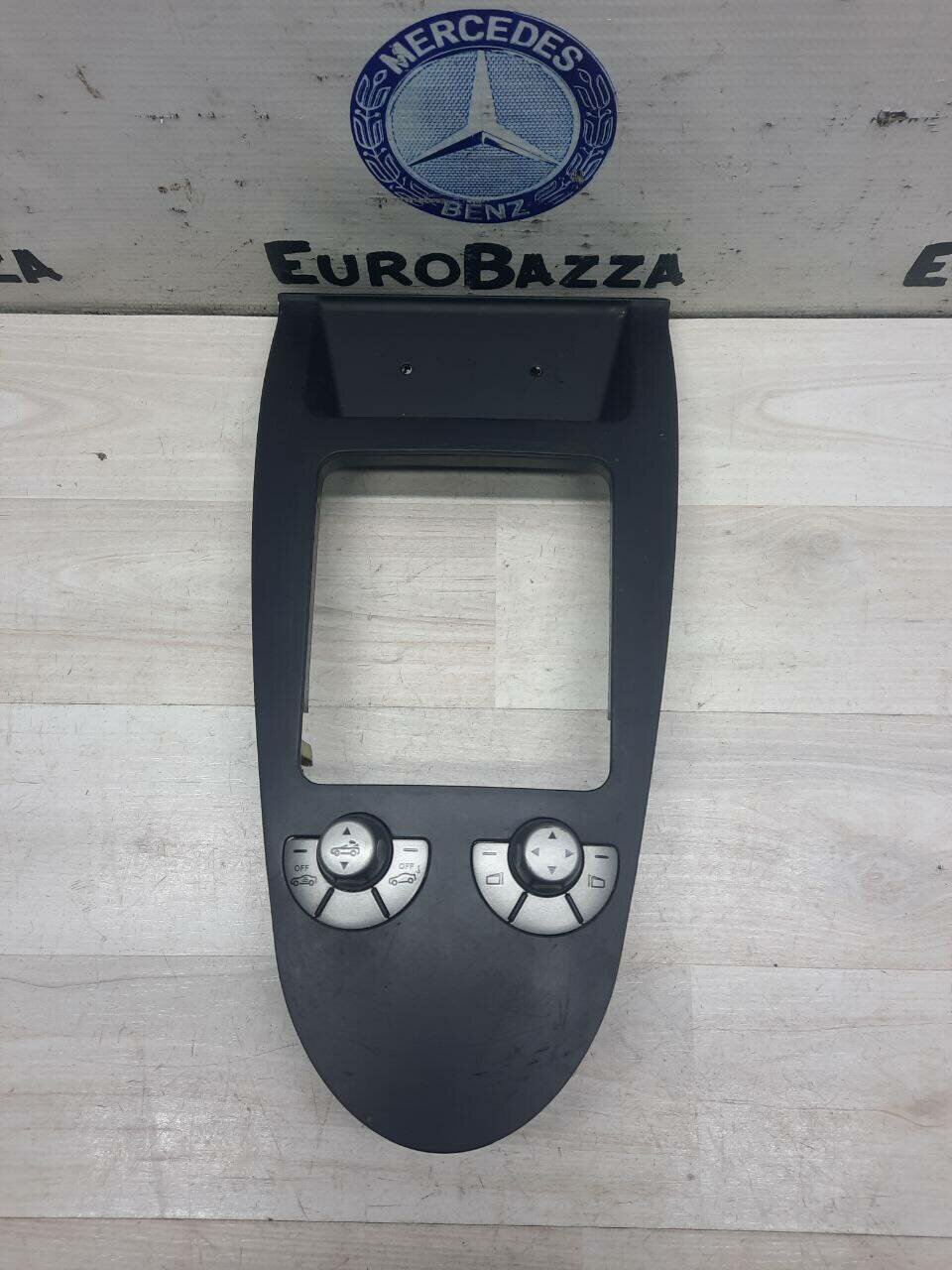 Блок кнопок на центральной консоли Mercedes R171 A1716800136