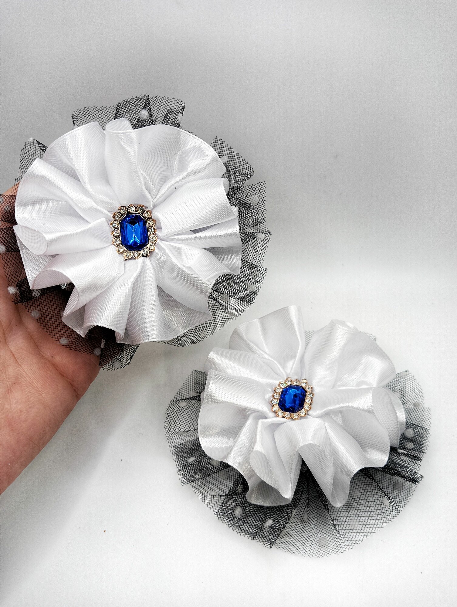 Школьные белые банты на заколках. Заколки для волос