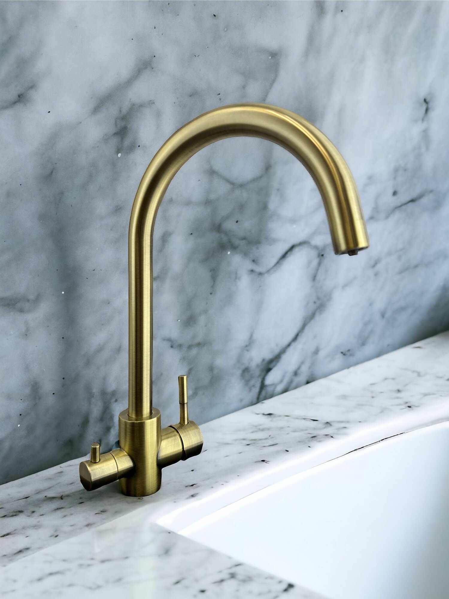 Смеситель для кухни OUTE 360 мм однорычажный, бронза, со встроенным краном под питьевую воду. Нержавеющая сталь.