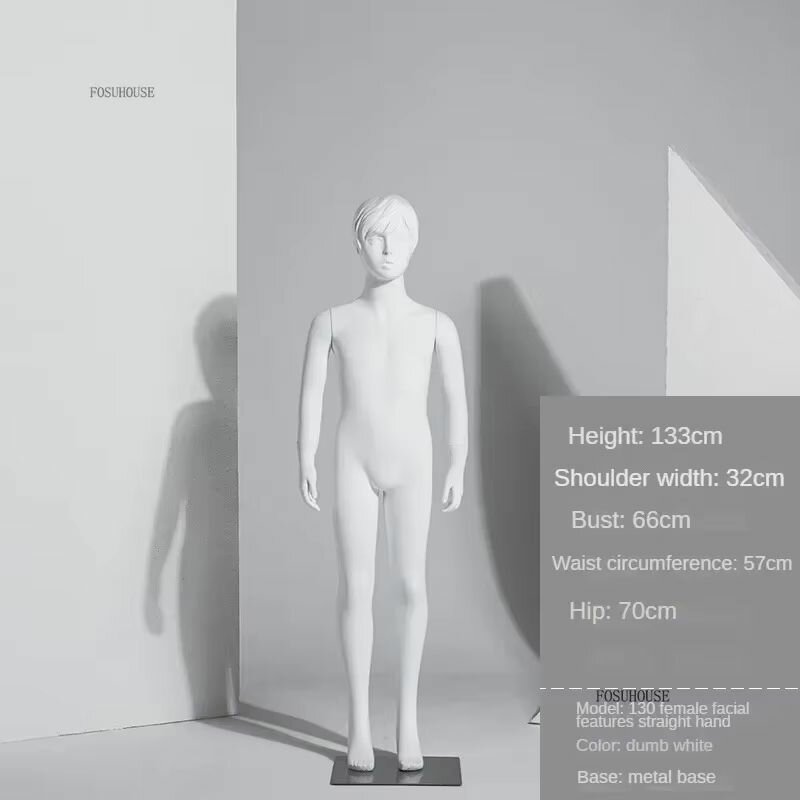 Витрина магазина одежды, стенд с детскими моделями