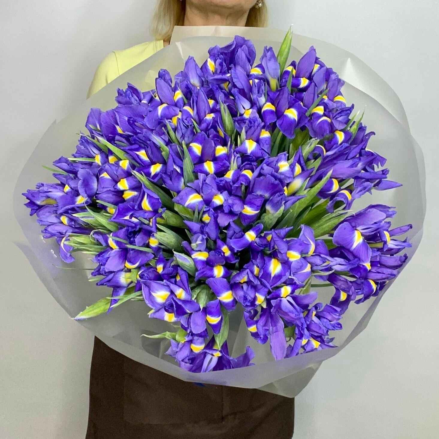 Ирисы (ирис 101 шт), высота букета 45 см, ширина букета 35 см