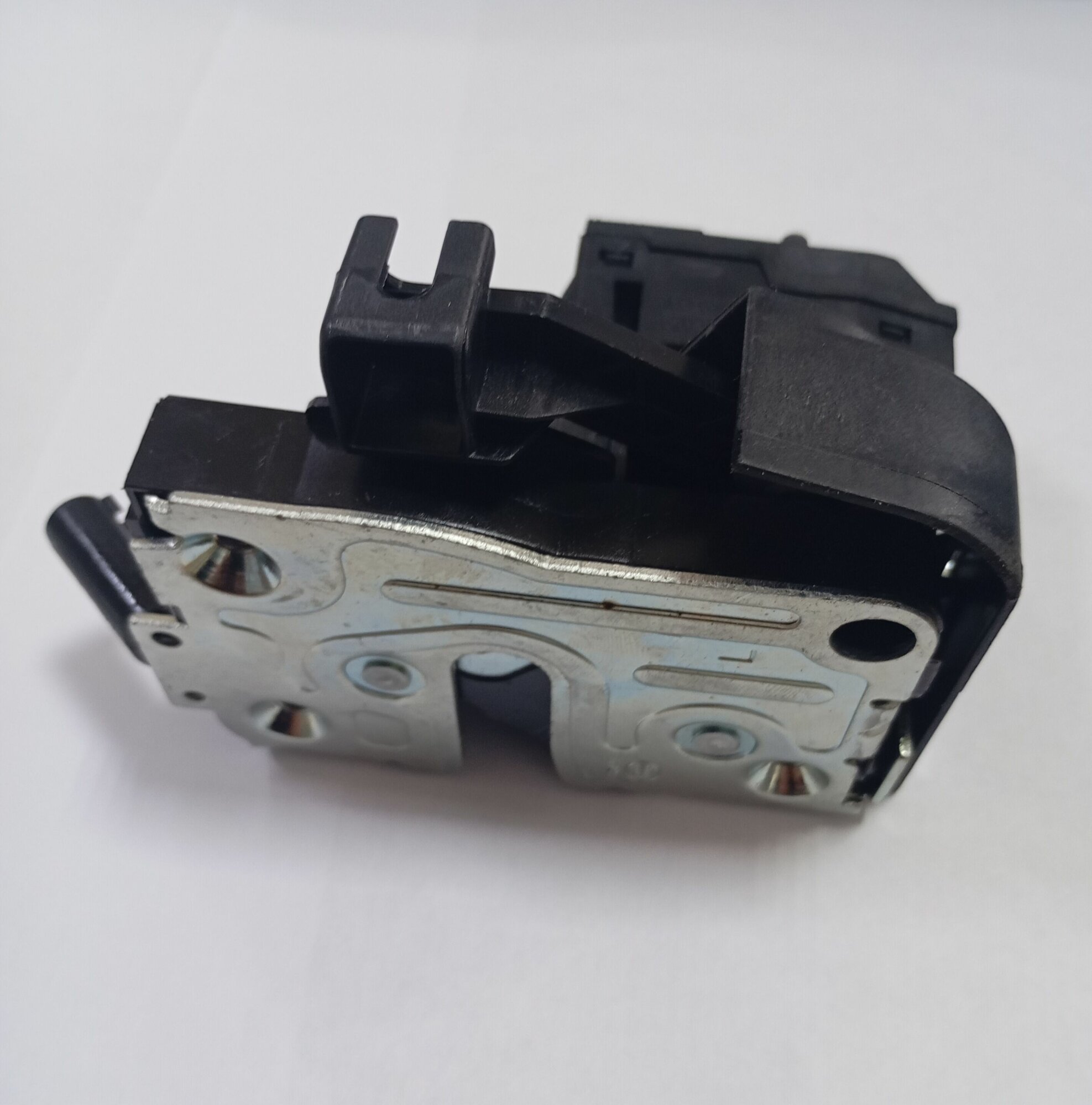 Замок двери передней левой Chery Bonus, Very A13 [1.5 16V 5MT седан] A136105010