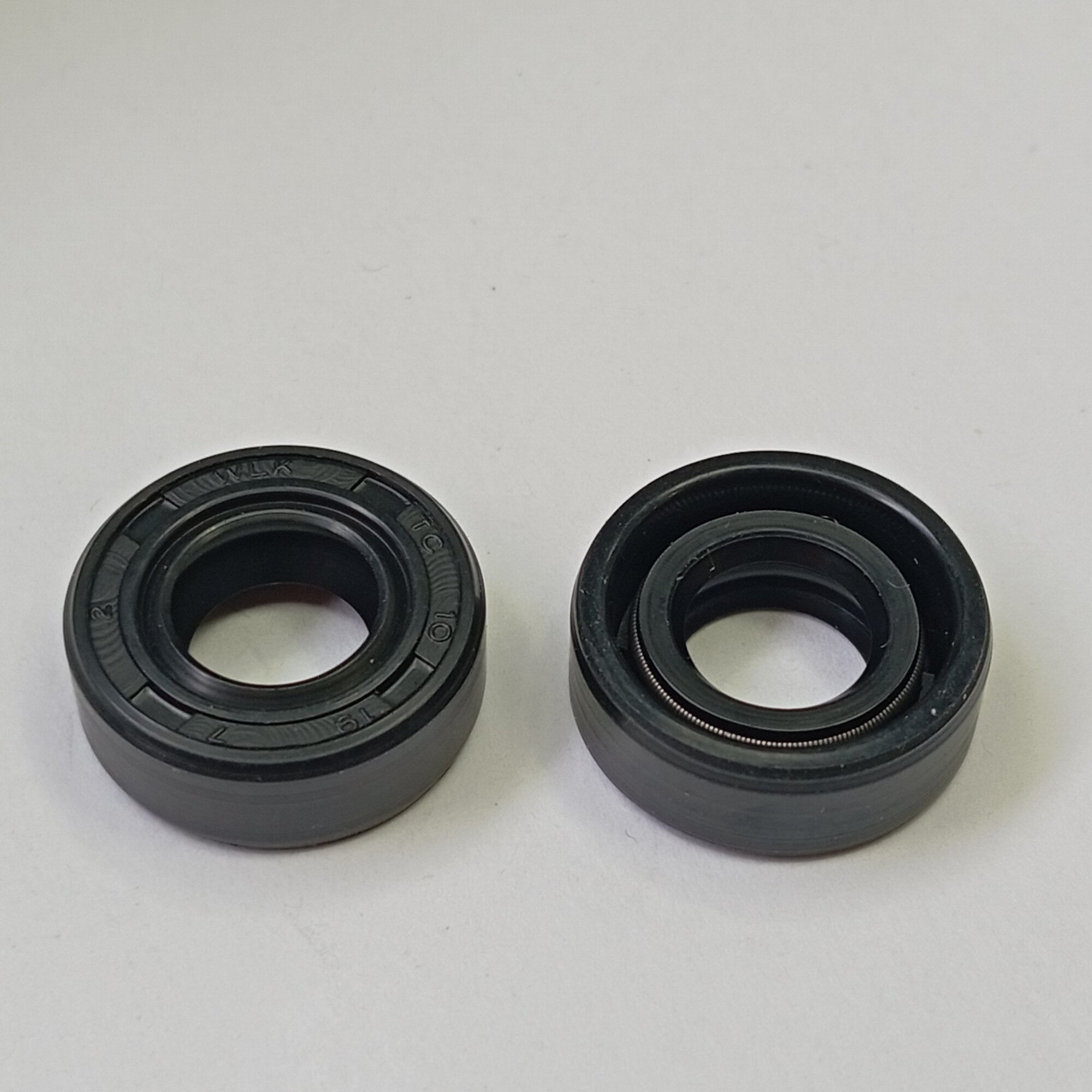 Сальник маслобензостойкий с пыльником (манжета армированная) 10x19x7 TC NBR 70-C-C WLK