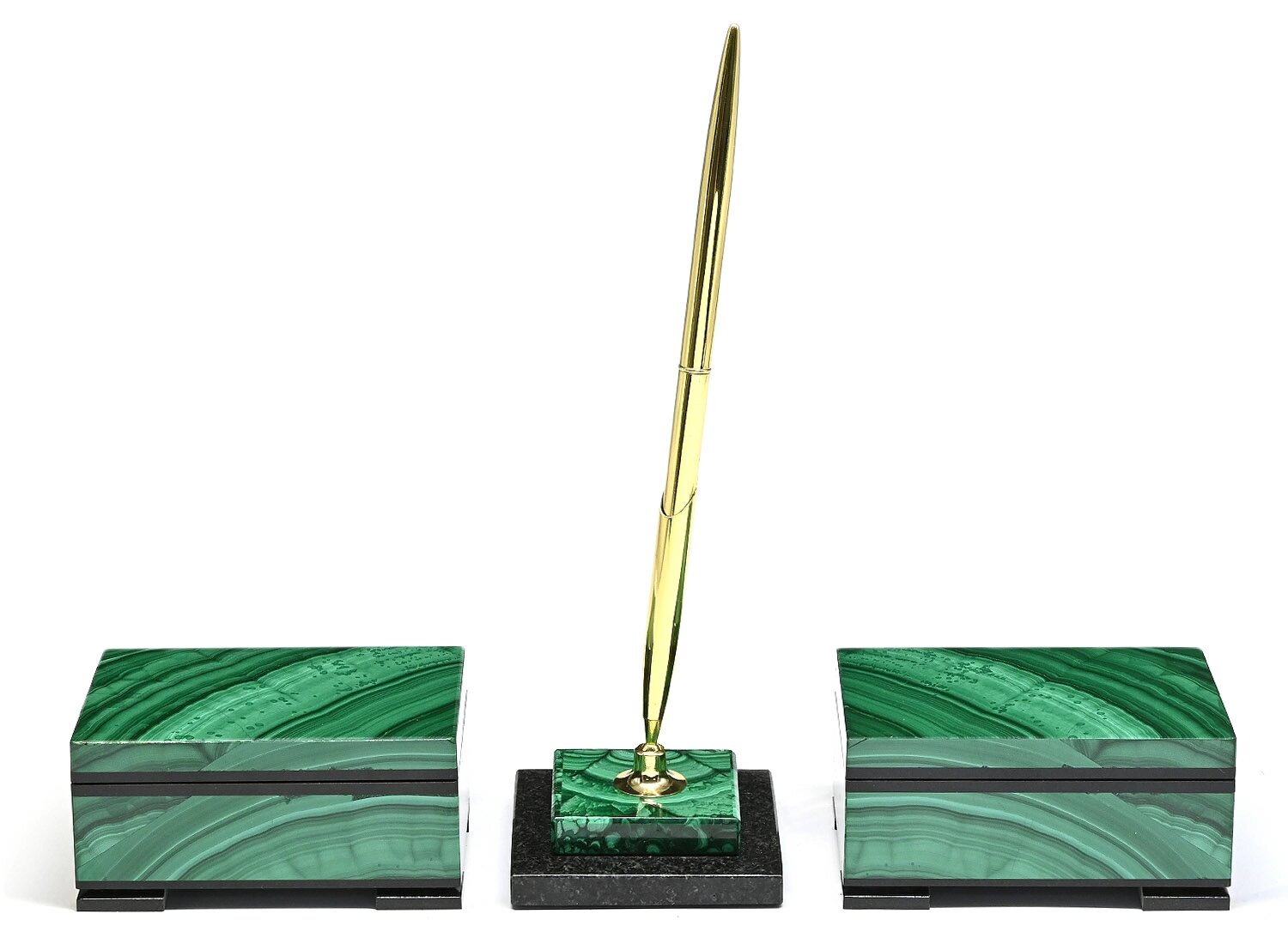 Пара ларцов из малахита, с ручкой на подставке "Женское счастье" .