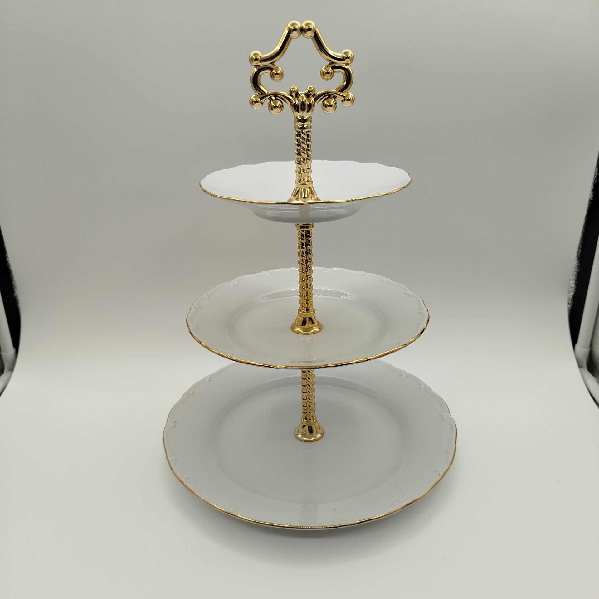 Конфетница - этажерка трехъярусная с фигурным кантом, фарфор, пластик