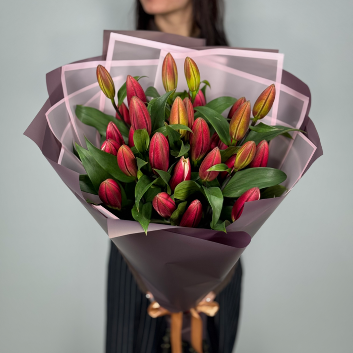 Букет из 7 бордовых лилий в стильной упаковке. «365 Поводов» - живые цветы с доставкой