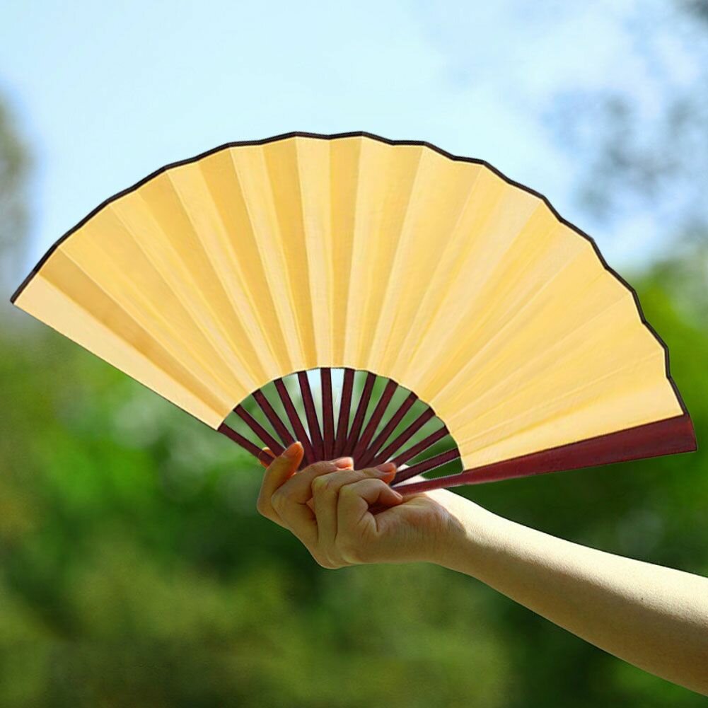 Складывающийся веер из шелковой ткани является украшением дома