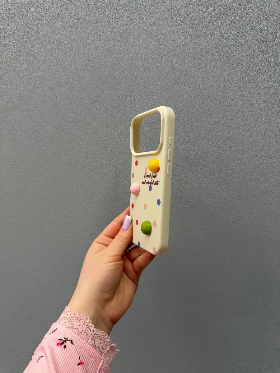 Чехол на Iphone 17 Pro, цвет бежевый , с приклеенными фигурками . — фото 1