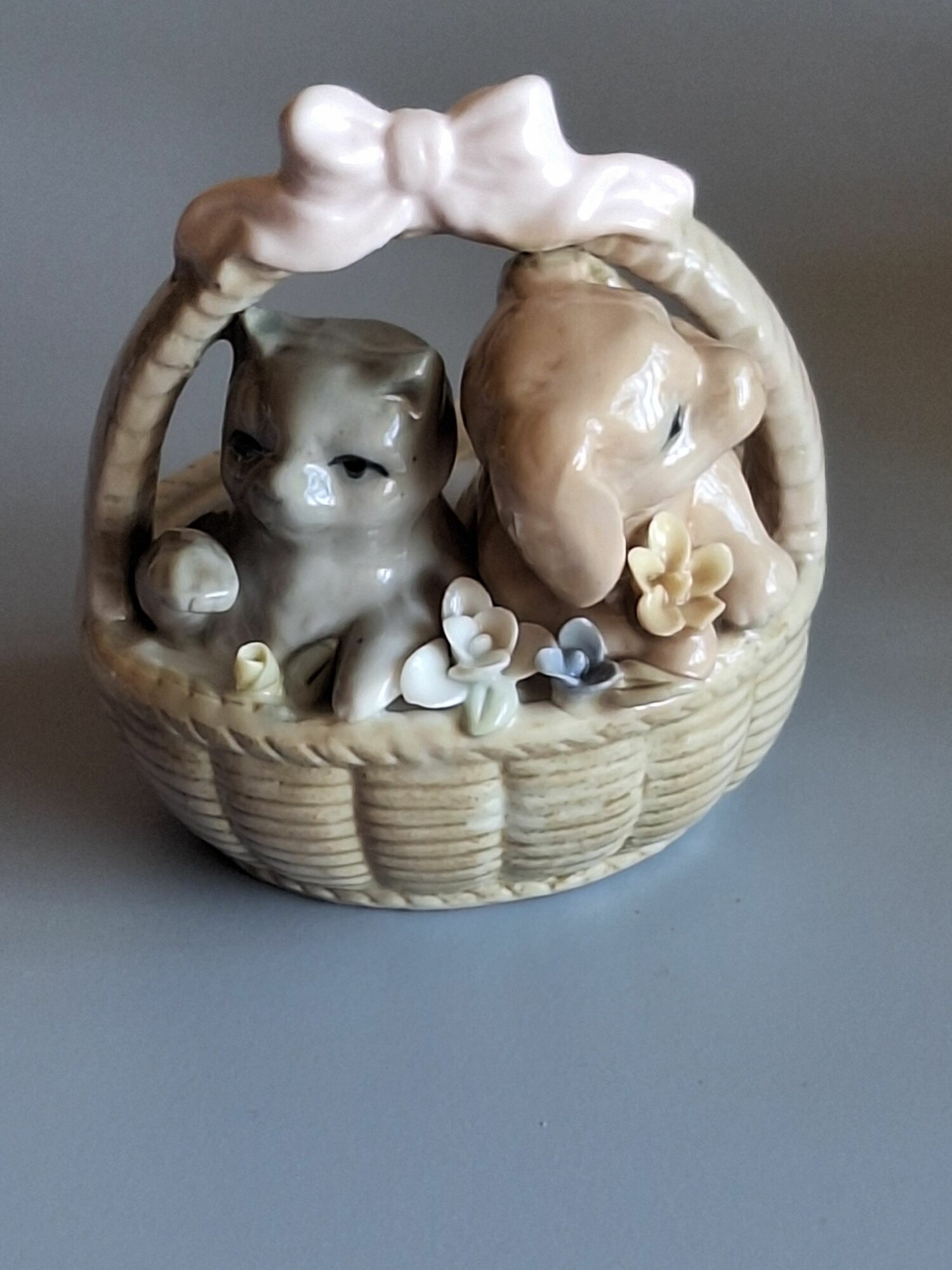 Винтажная Корзинка с кошкой и щенком 8 см.