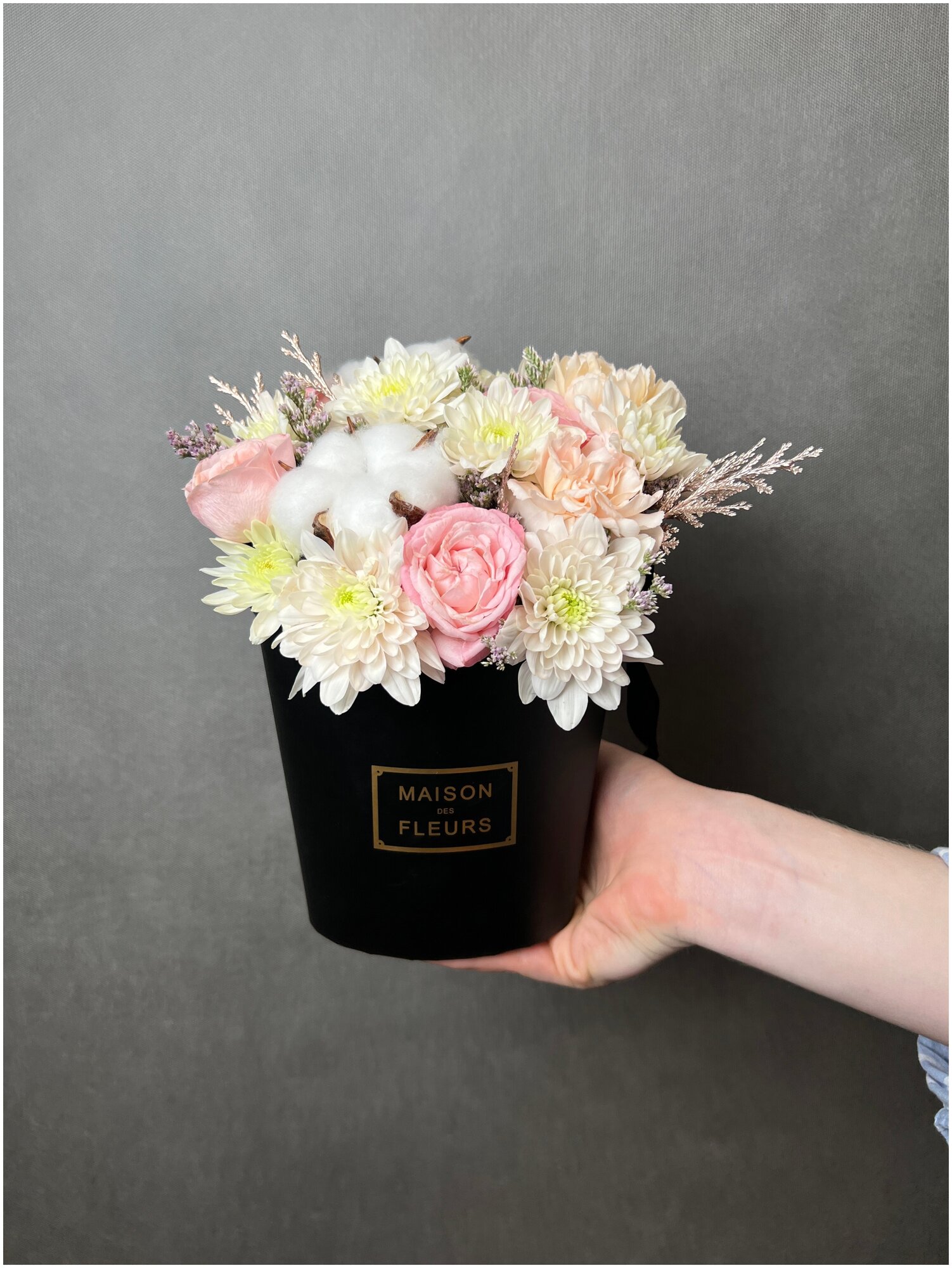 Композиция, цветы в розовой коробке MINI с хризантемой, пионовидной розой, хлопком и диантусом