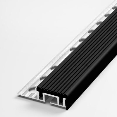 Угловая противоскользящая накладка на ступени Лука ПУ09-1, длина 2,5 м, алюминиевая, со вставкой из ПВХ, черная 470