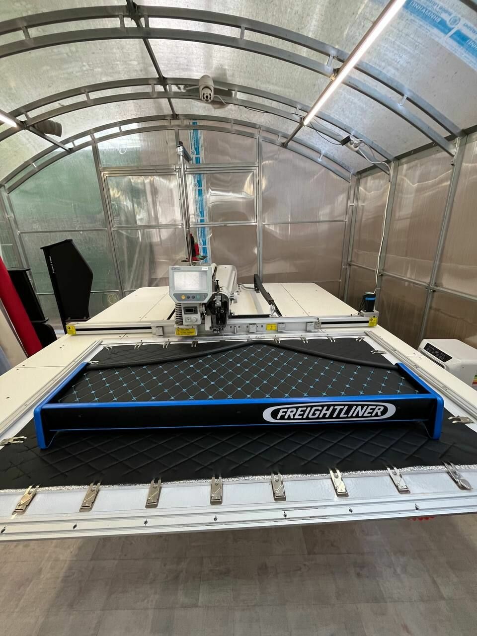 Полка в кабину для грузовика Freightliner Century Черная экокожа Синий ромб