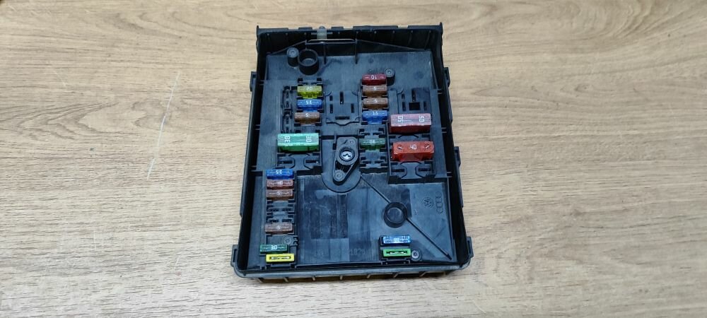 Блок предохранителей VW Golf Plus 1K0937125A